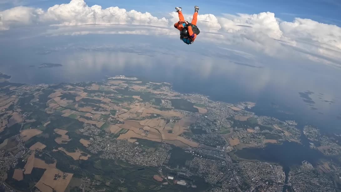 Dans i fritt fall — Trafo.no, vi støtter unge kunstnere